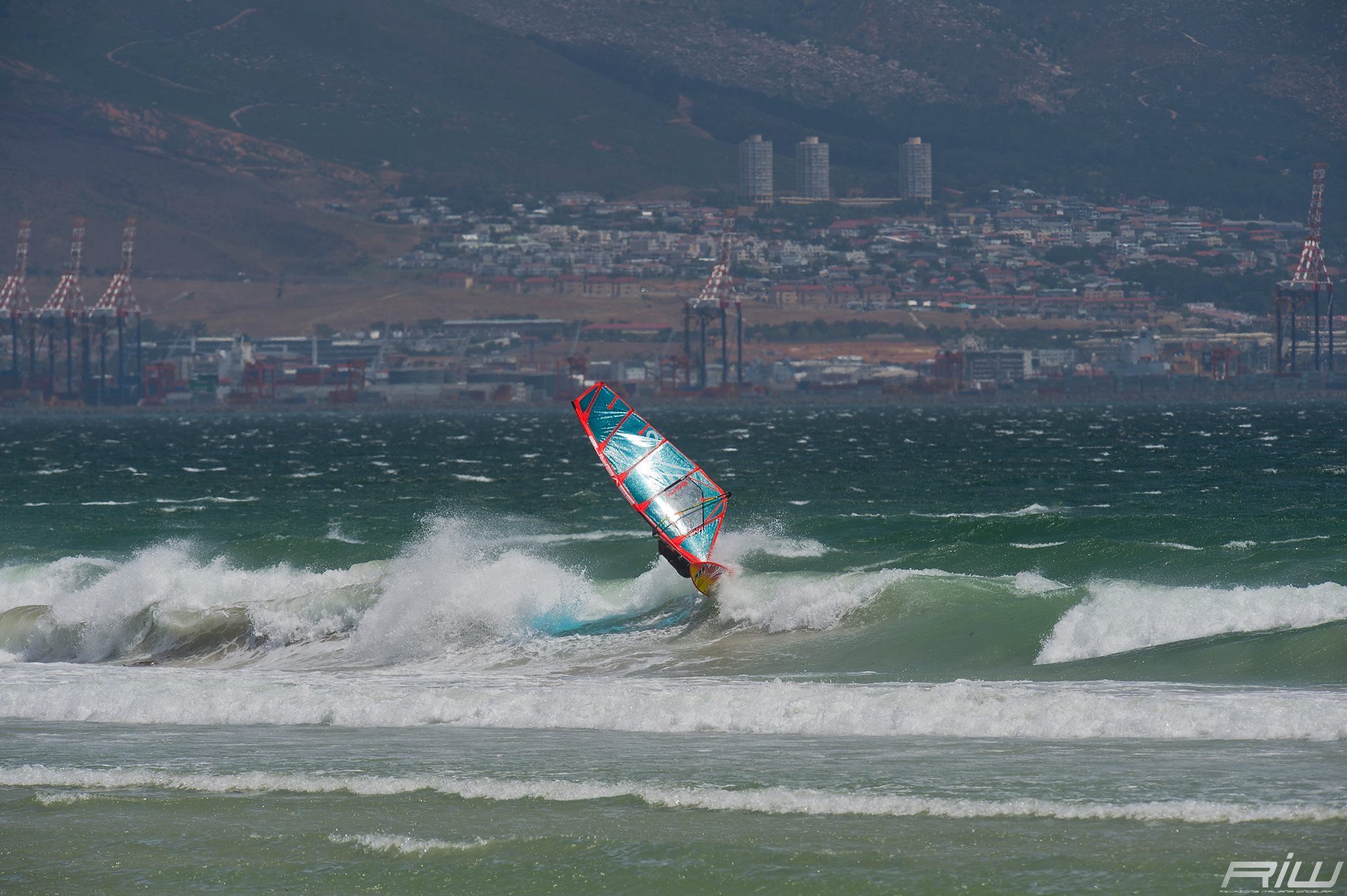Adele Frola in allenamento tra le onde di Jeri - RIWmag